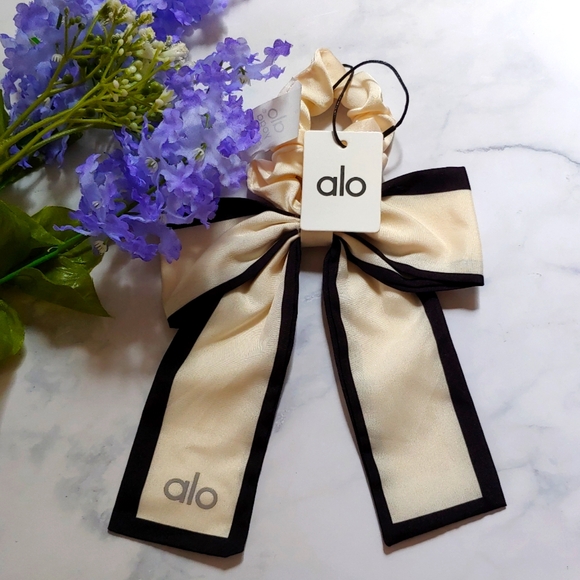 ALO Yoga | Accessories | Few Left Alo Yoga Bow Hair Tie Scrunchie Love ...